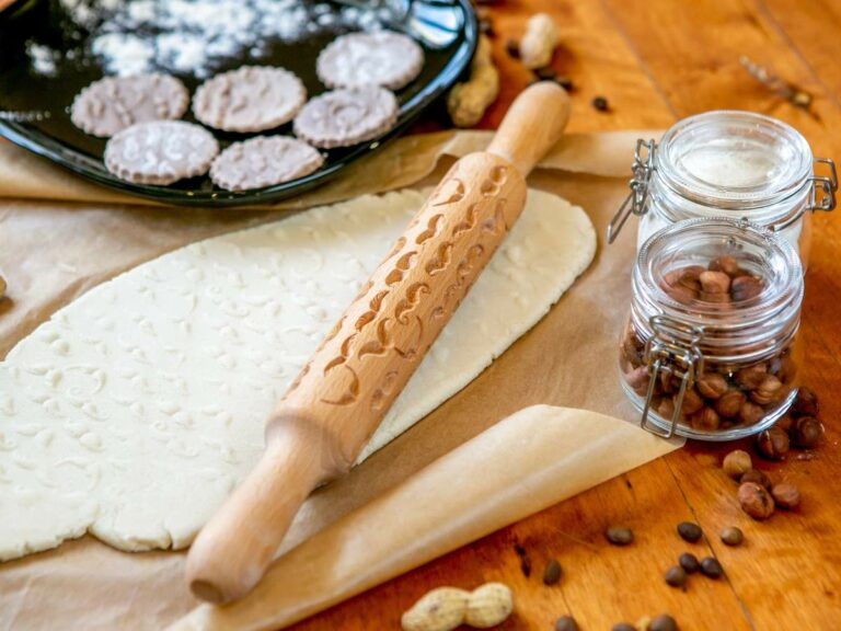 9 Substitutes: What To Use Instead of a Rolling Pin?